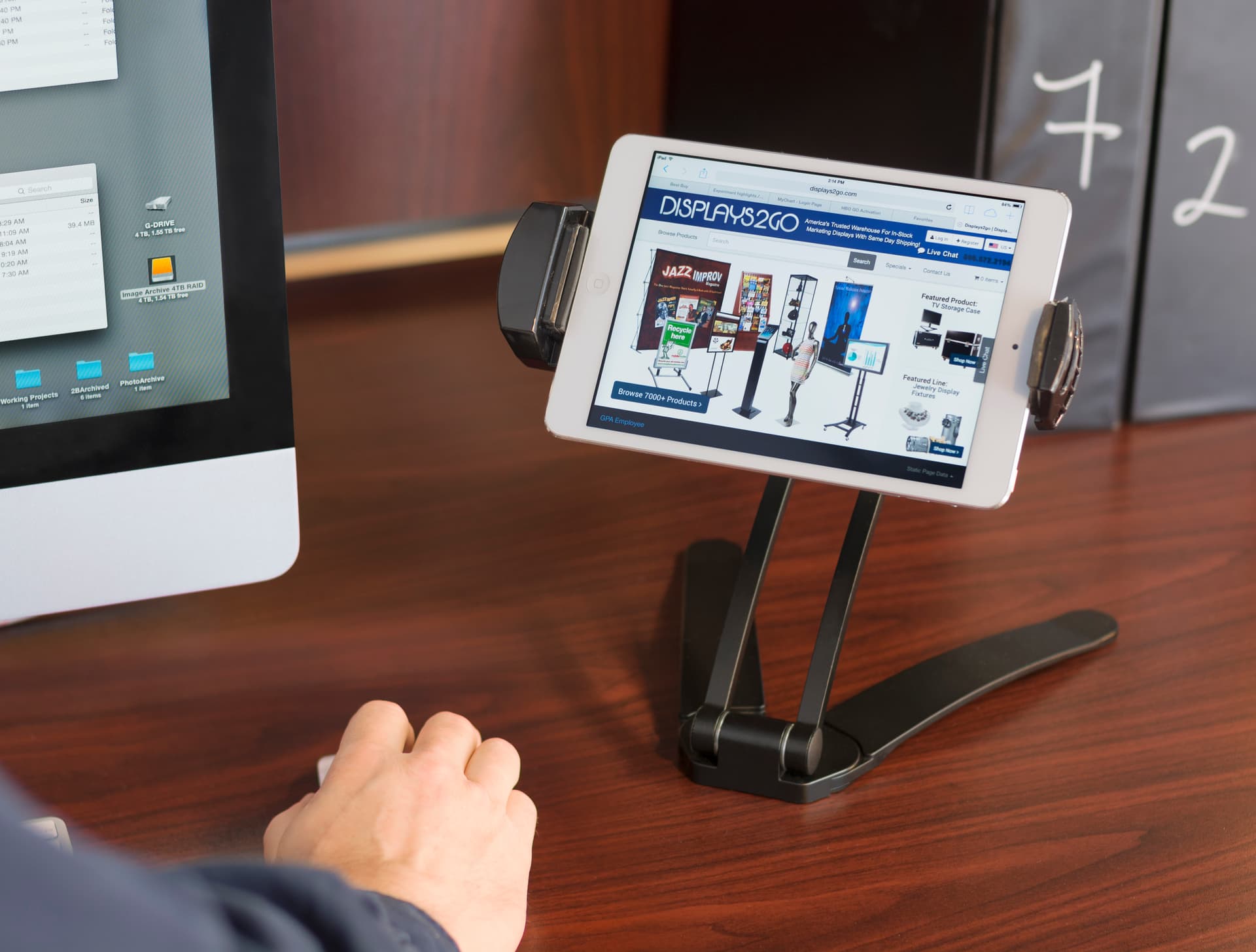 Tablet Countertop/Wall Mount | 360° Rotation | Displays2Go