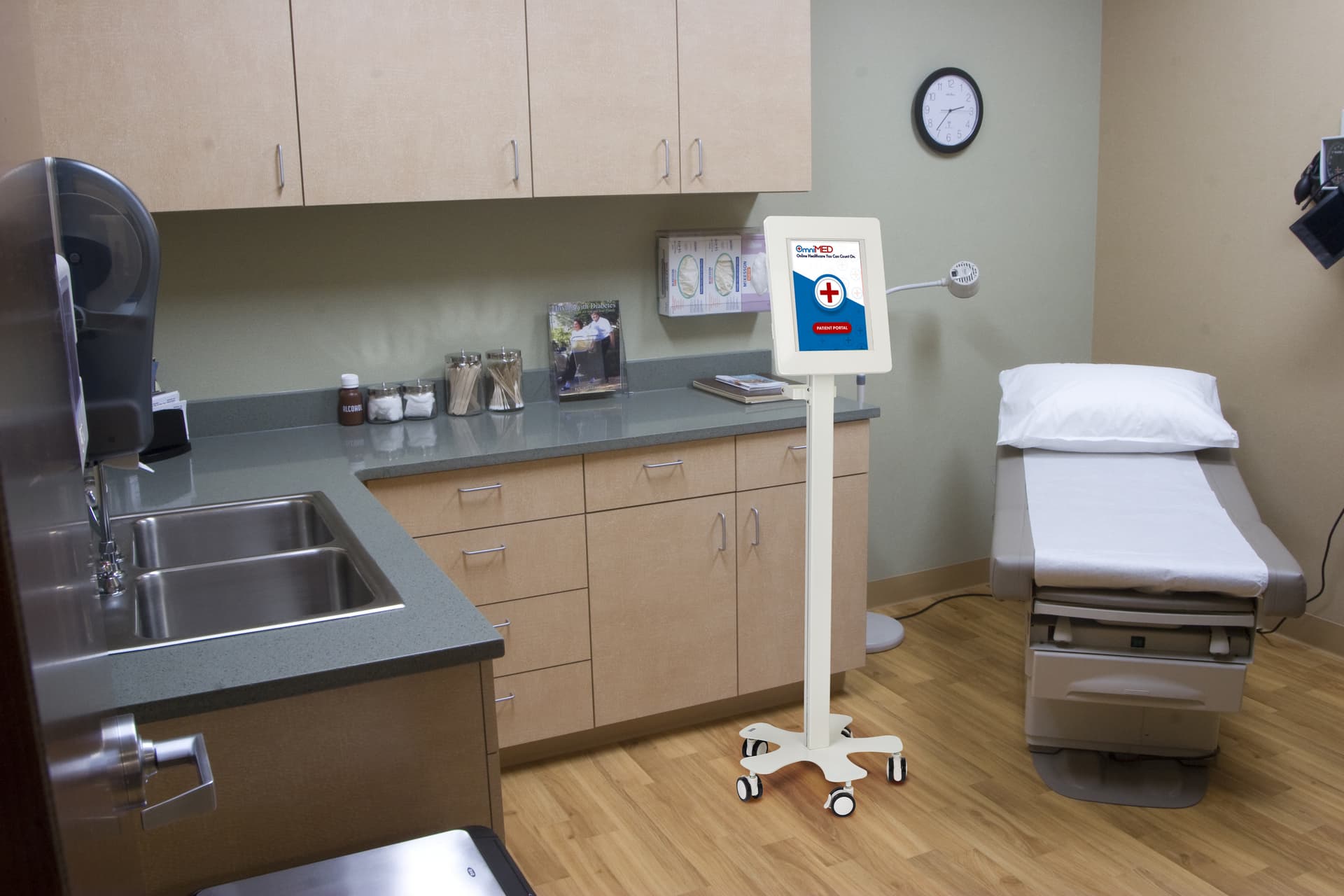 Tablet Mount Medical Rolling Cart | 5 Heavy Duty Locking Caster ...