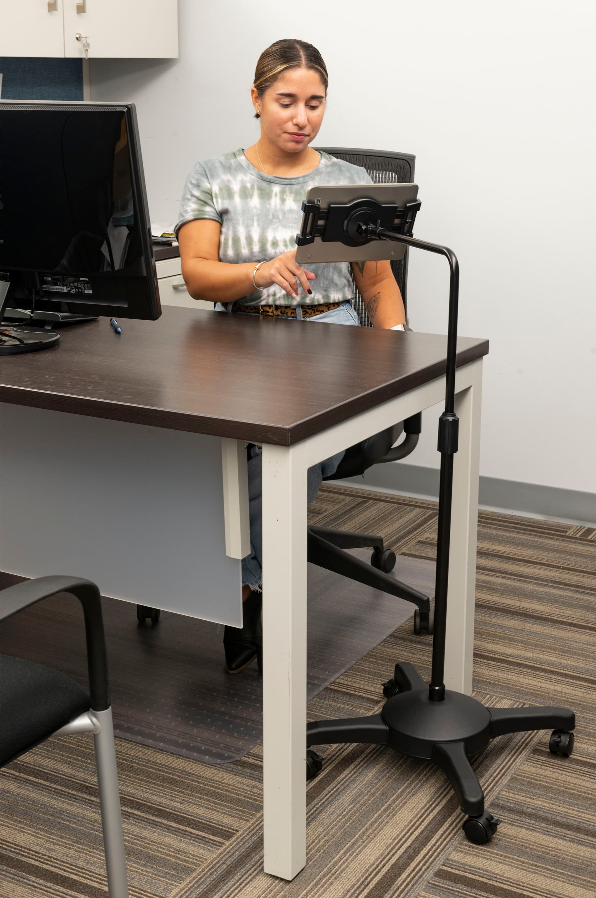 L-arm Adjustable Tablet Holder with Wheels| Aidata Lounge Stand ...