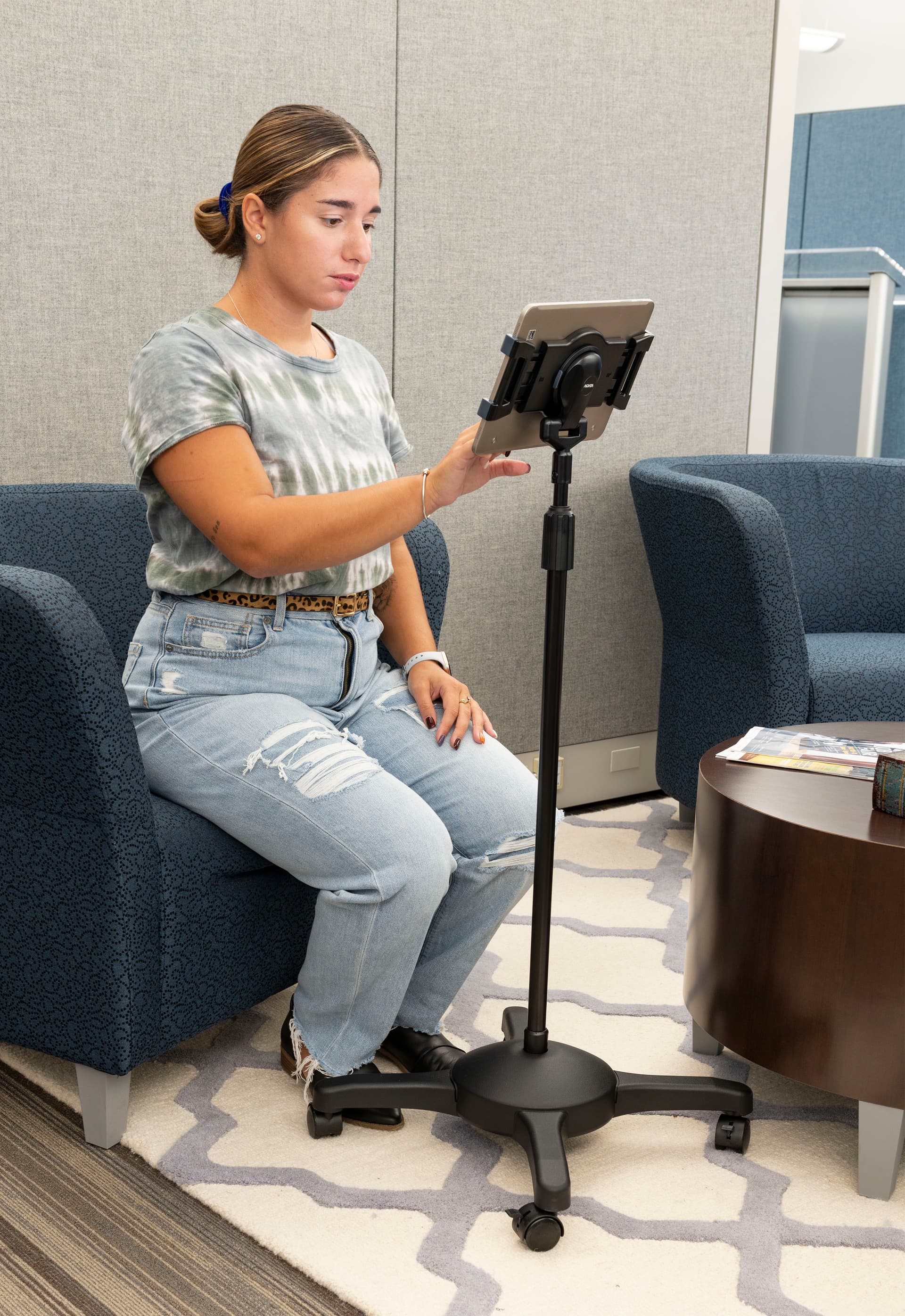 Adjustable Rolling Tablet Stand | Aidata Mobile ViewStand | Displays2Go